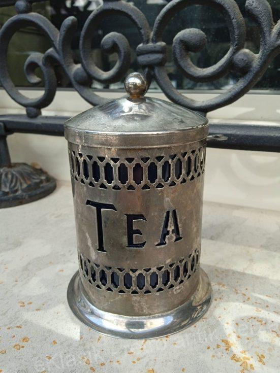 Vintidž posuda za čaj od posrebrenog metala