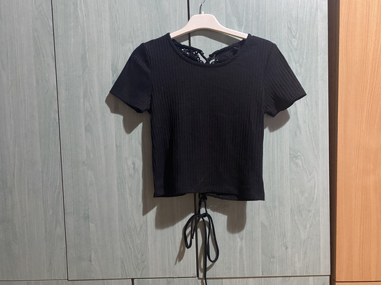 Crop crna majica sa neobičnim leđima