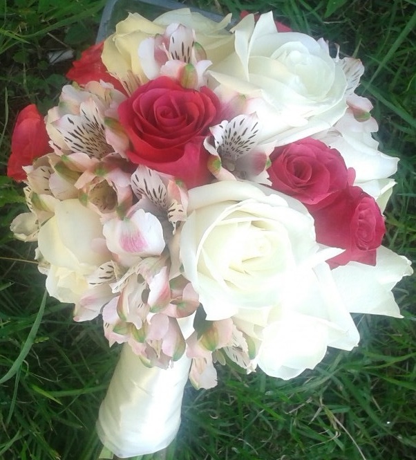Bidermajer belo roze ruže i alstromerije
