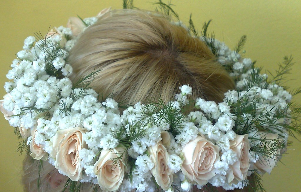 Cveće za kosu – mini ruža i gipsofila