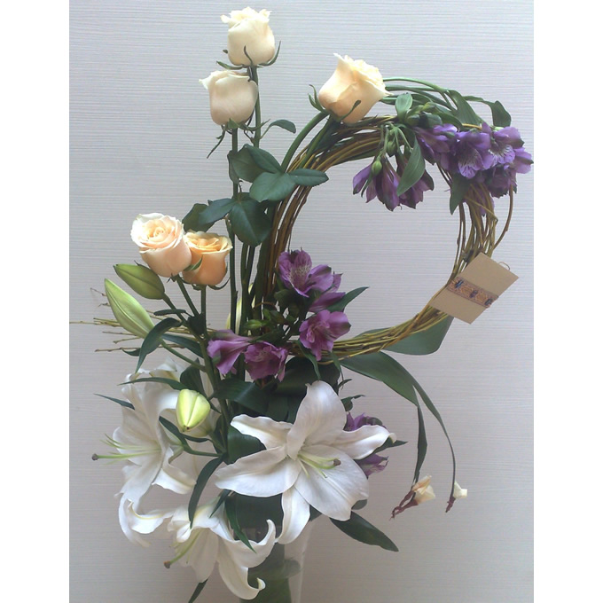 Cvetni aranžman beli orjental, alstromerija i ruže