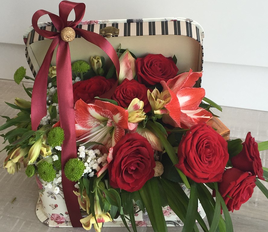 Cvetni aranžman crvene ruže i amarilis u ukrasnoj kutiji