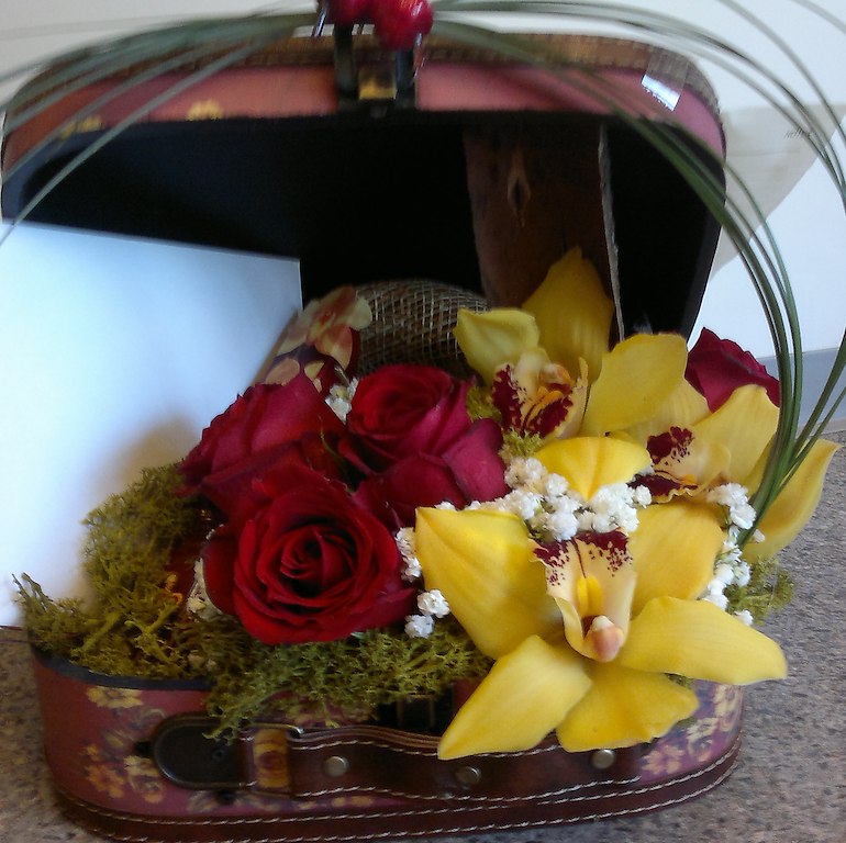 Cvetni aranžman crvene ruže i orhideje u kutiji