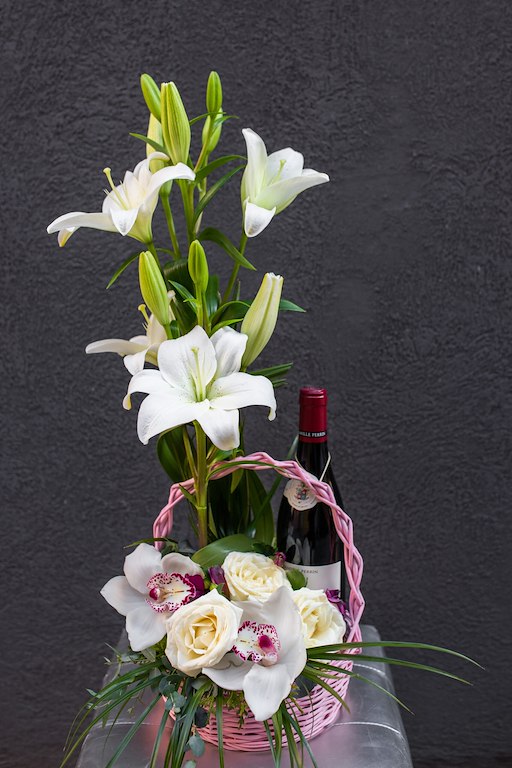 Cvetni aranžman ljiljani ruže i orhideje
