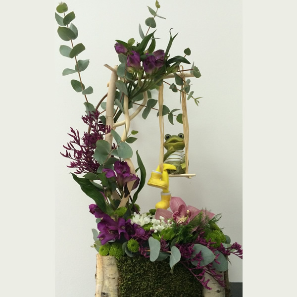 Cvetni aranžman ljuljaška sa žabicom, lila alstromerijama i orhidejama
