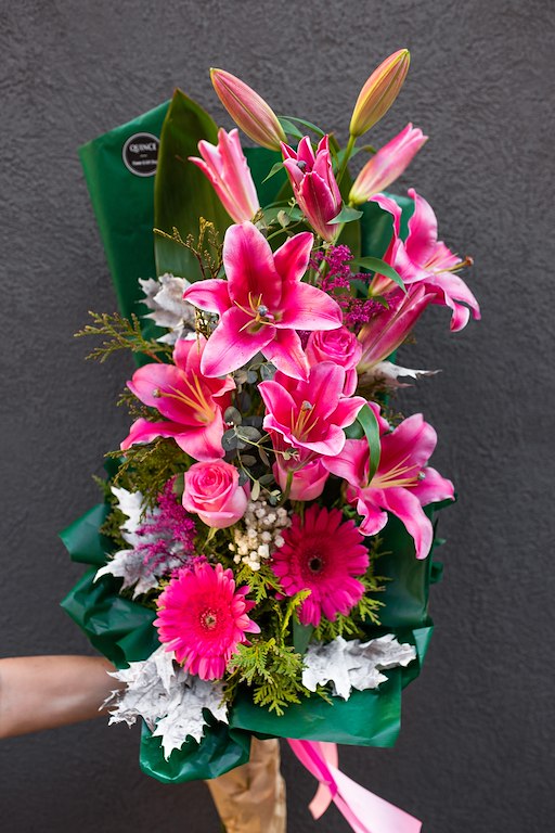 Cvetni aranžman orjentalni ljiljani i ruže sa gerberima