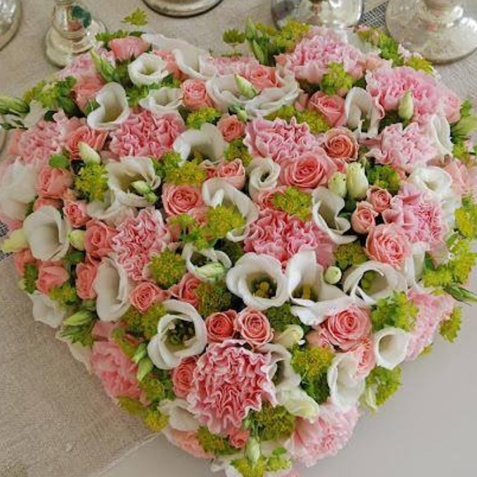 Cvetni aranžman romantično srce 2