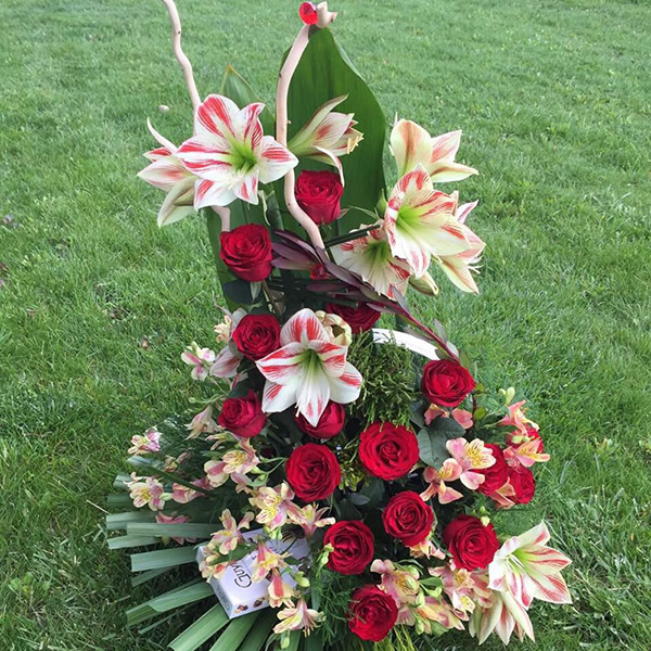 Cvetni aranžman sa amarilisom, crvenim ružama i alstromerijama