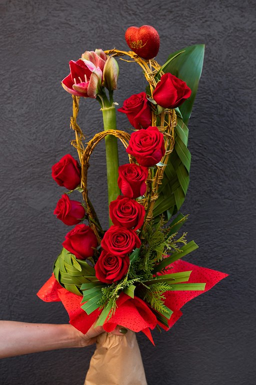 Cvetni aranžman sa crvenim ružama i amarilisom