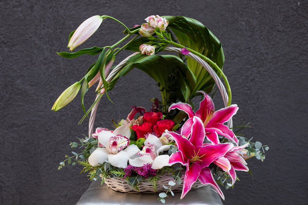 Cvetni aranžman sa orjentalnim ljiljanom i orhidejama