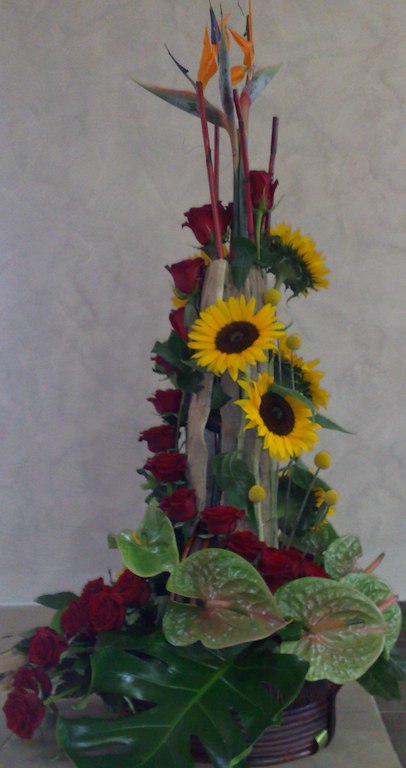 Cvetni aranžman strelicija, crvena ruža, anturijum i suncokret