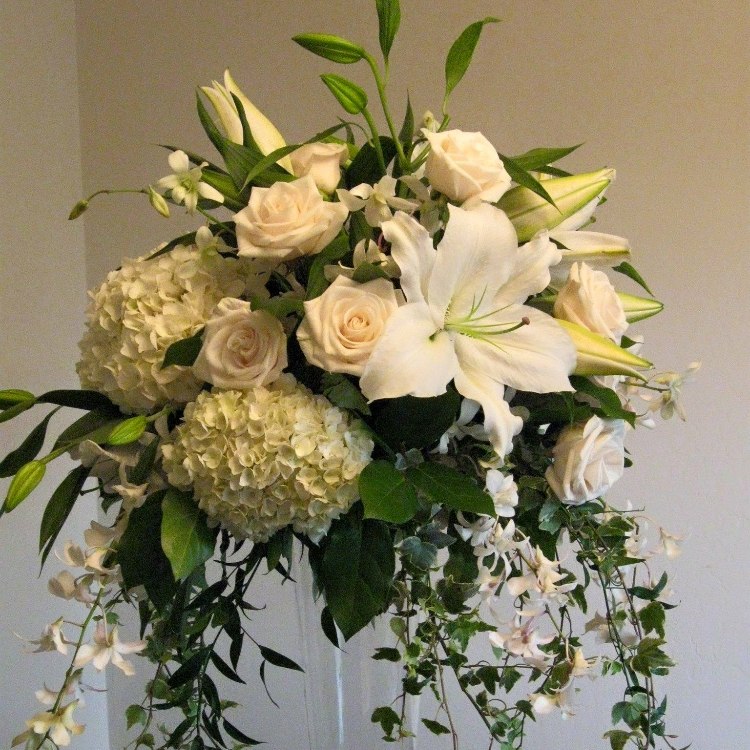 Cvetni aranžman za sto bele hortenzije, bele ruže i beli orjentalni ljiljan
