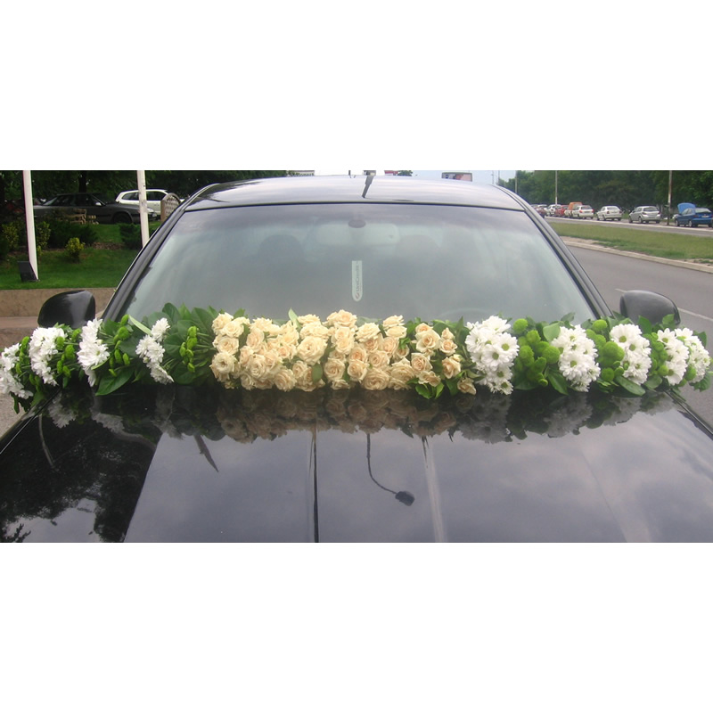 Venčić za auto sa belim hrizantemama i mini ružama
