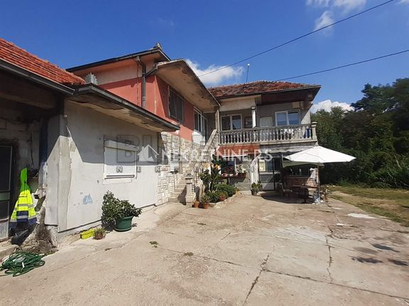 Odlična porodična kuća sa lokalom i pomoćnim objektom, 420 m2, 14 ari plac, Malča