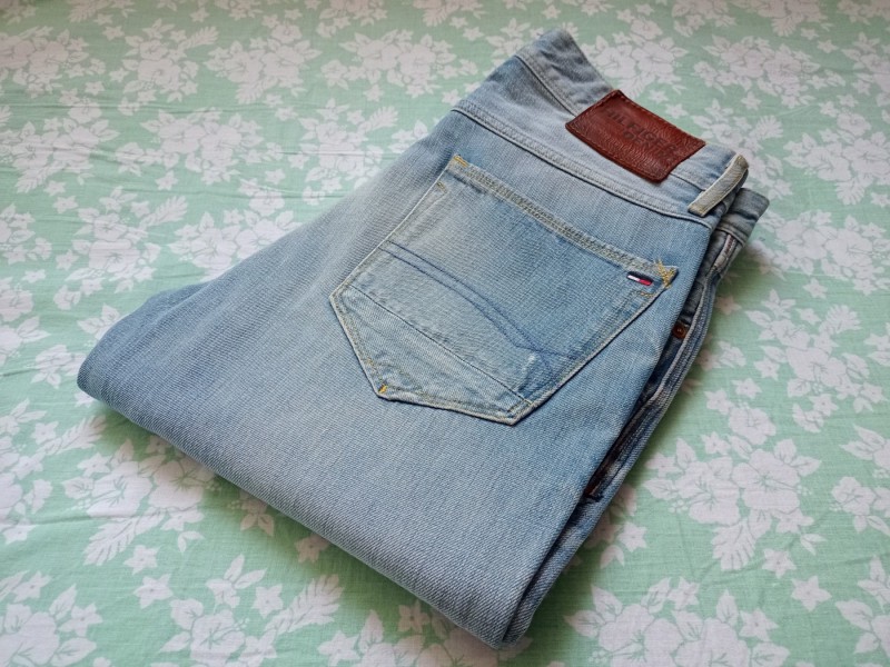 Tommy Hilfiger - "Ronnie Oau" Straight Tapered Jeans
