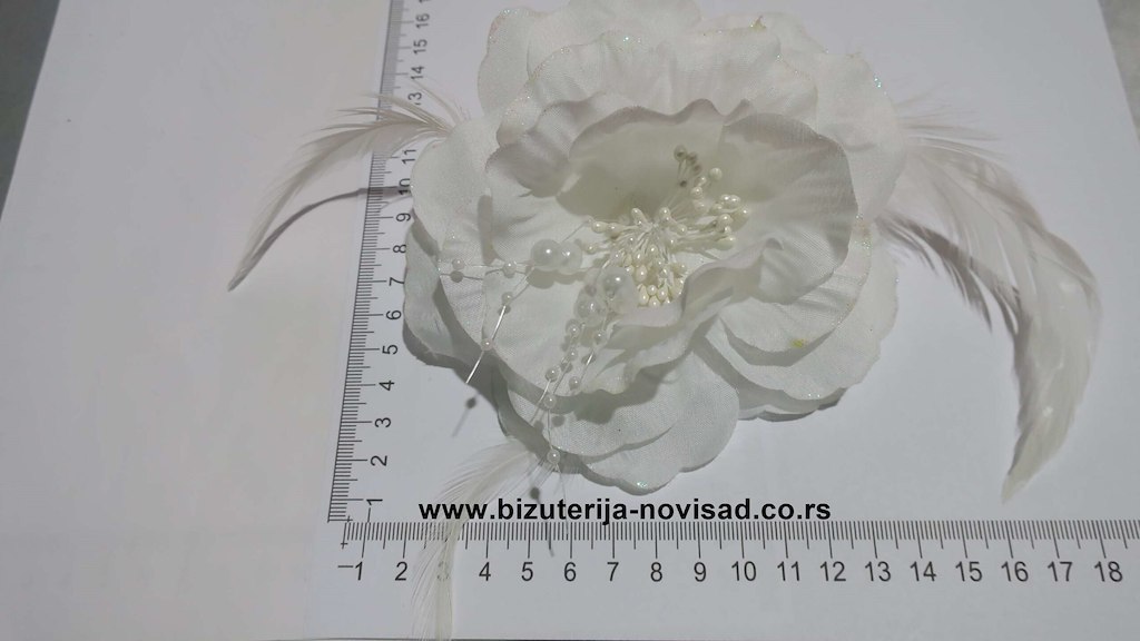 Beli cvet ukras na šnali, brošu i gumici