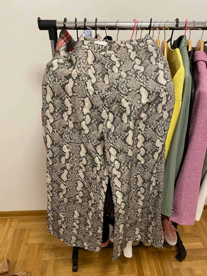 Pantalone sa zmija printom H&M