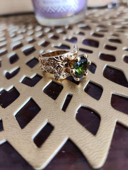 Zlatni prsten sa zelenim kristalom