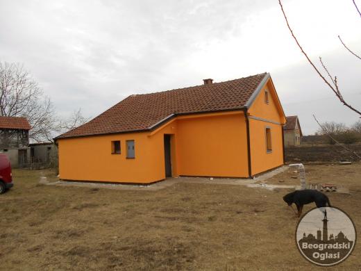 Kuća 73 m2, termički izolovana, plac 600 m2, Surduk, polunameštena, sa pomoćnim objektima, 210€, depozit 300€. Obavezno sklapanje ugovora o najmu.