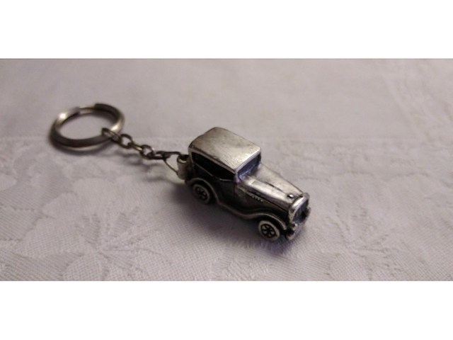 Privezak za kljuceve starinski auto oko 55 gr. 4 cm.