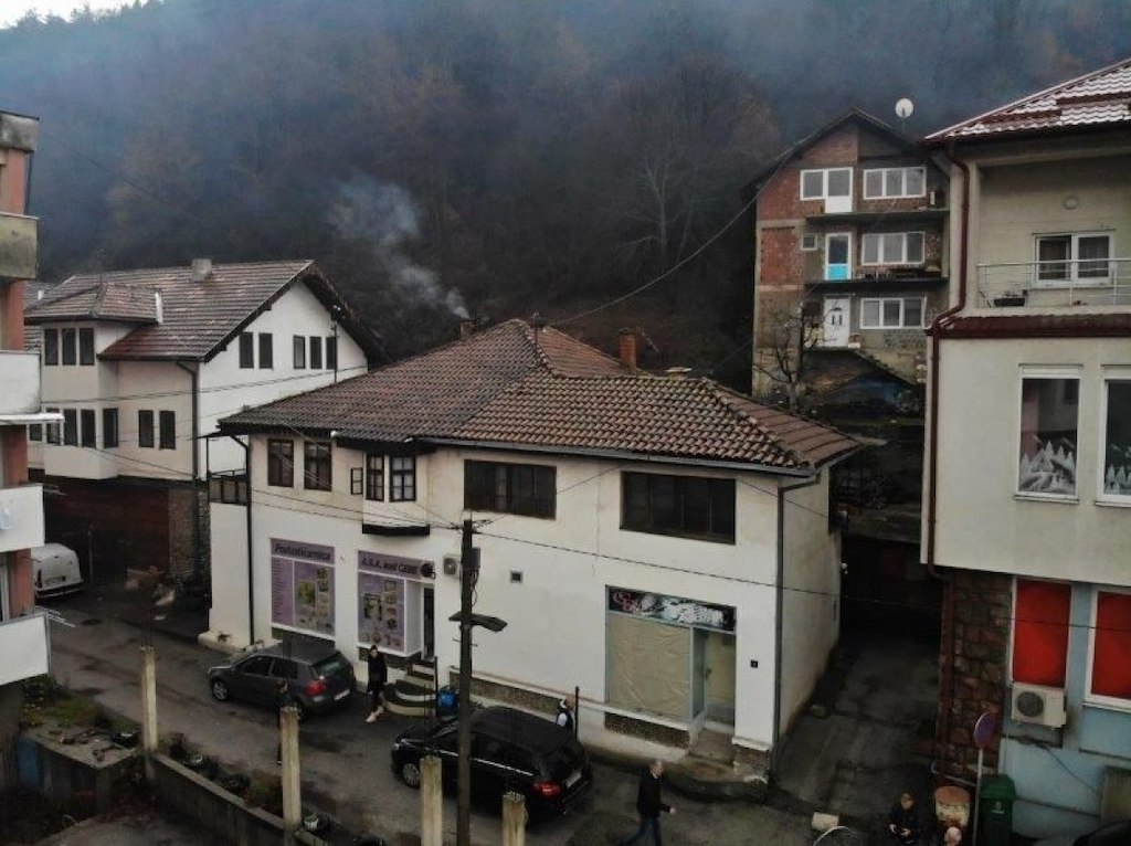 Prodaje se starija kuća sa lokalom, ul. Svetomira Pejovića 4, Prijepolje