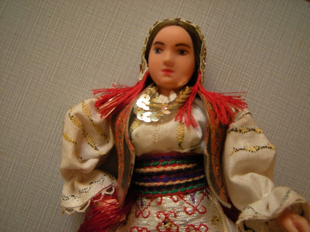 Lutka u rumunskoj nosnji