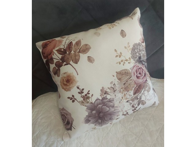 Dekorativno jastuče sa floralnim dezenom