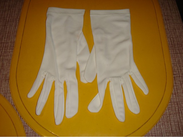 Bele rukavice za prvo pričešće