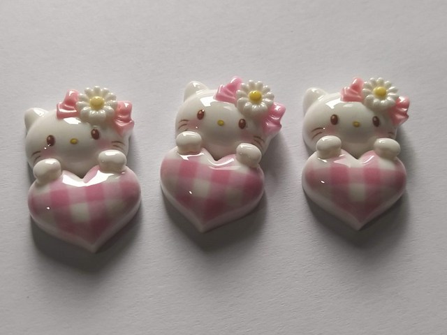 (A1235) Resin kaboson Hello Kitty srce 1kom