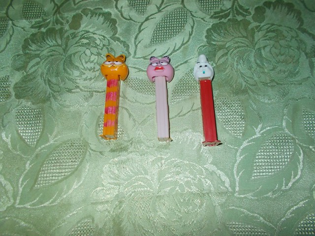 PEZ - Made in Yugoslavia - Garfield x 2 + Strumpf