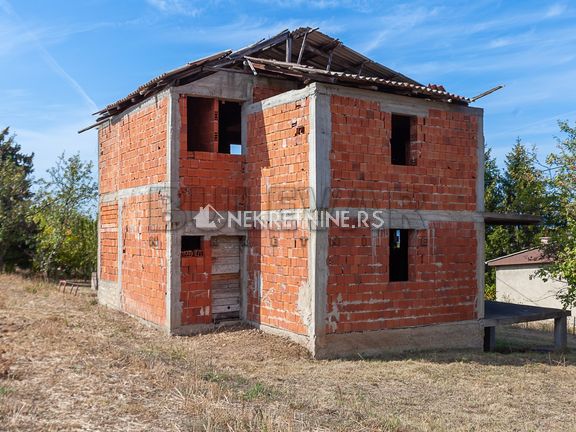 Odlična porodična kuća u izgradnji, 270m2, su+vp+1+pk, plac 8.71 ari, na putu za Donje Vlase