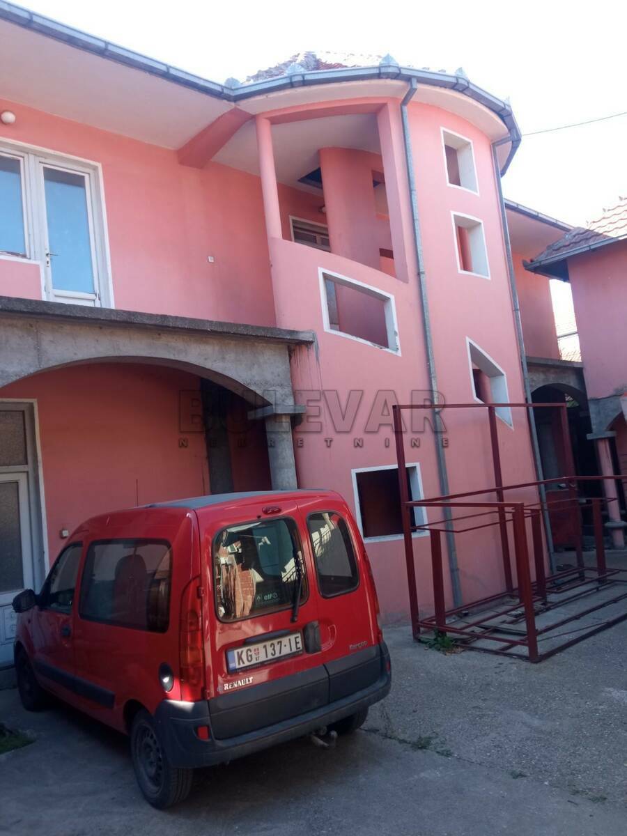 Kuća u Kragujevcu, naselje Bagremar- površina 294 m2, plac 374 m2