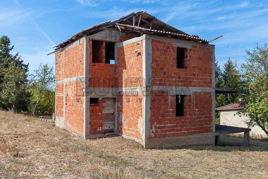 Odlična porodična kuća u izgradnji, 270m2, su+vp+1+pk, plac 8.71 ari, na put