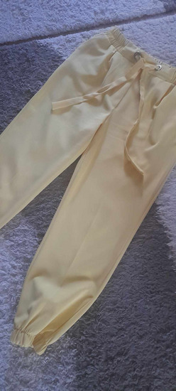 Elegantne pantalone br 40