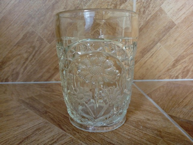 Stara staklena čaša sa cvetnim reljefom