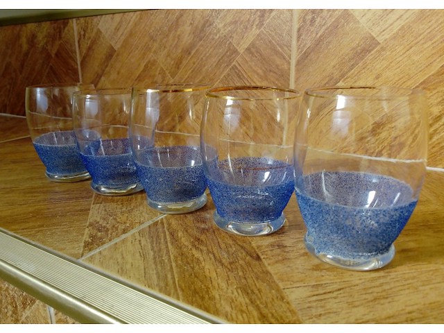 Stare staklene čaše sa plavo peskarenim donjim delom