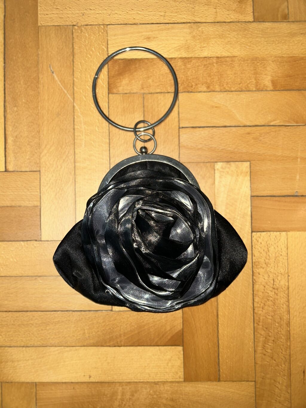 Satenska crna torbica sa ružom, očuvana, nošena