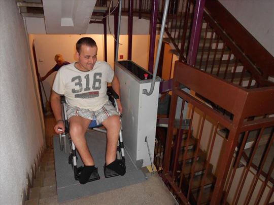 Kosa elektro -Motorna rampa osobe sa invaliditetom