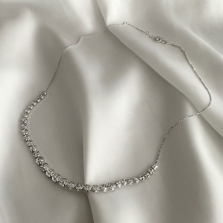 Vrlo atraktivna ogrlica od belog zlata sa dijamantiranim segmentima