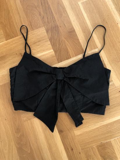 H&M crop top sa mašnom 600din