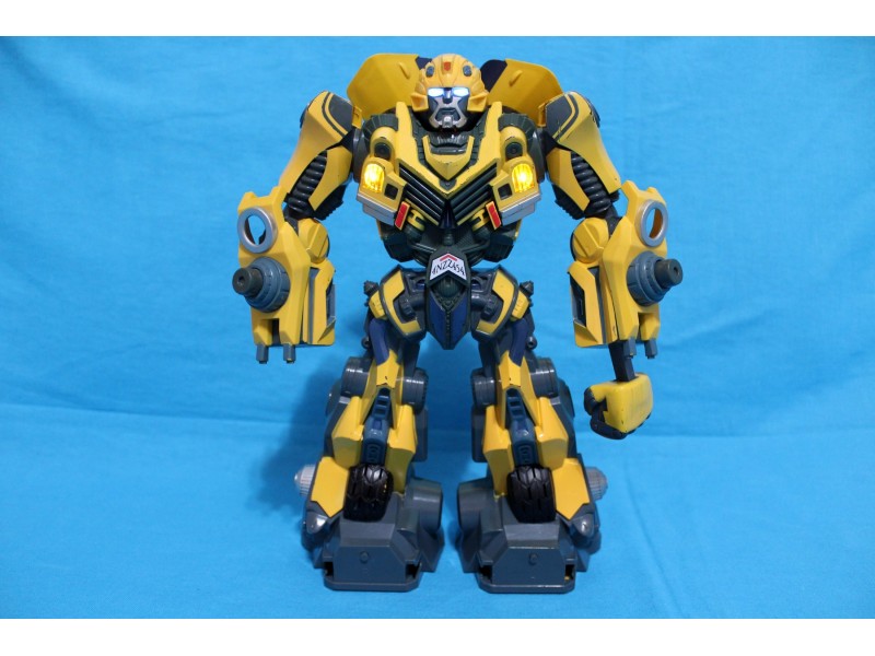 HASBRO VELIKI SVETLECI I ZVUCNI TRANSFORMERS BUMBLEBEE