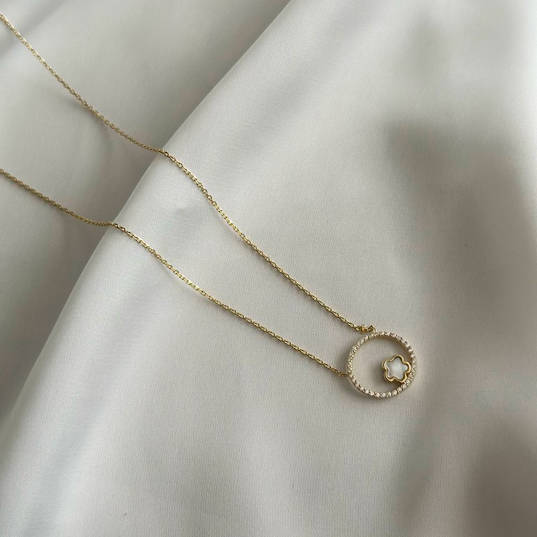 Zlatna ogrlica, krug sa cirkonima i cvetićem od sedefa