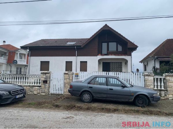 Veliko Gradiste kuca 463m2 na 10 ari placa