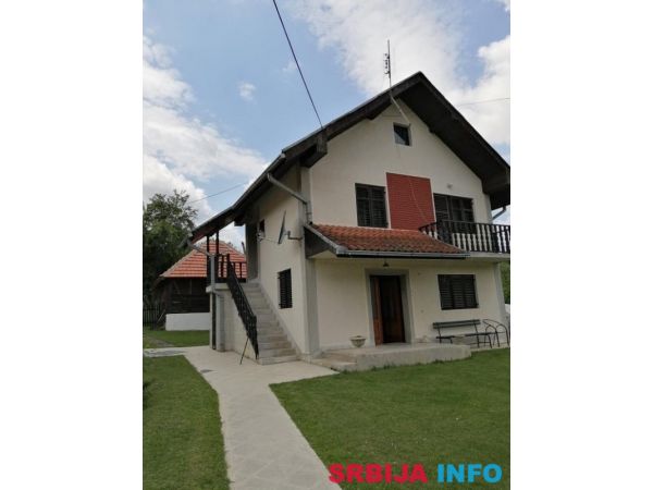 Porodicna kuca 200m2+6ari placa