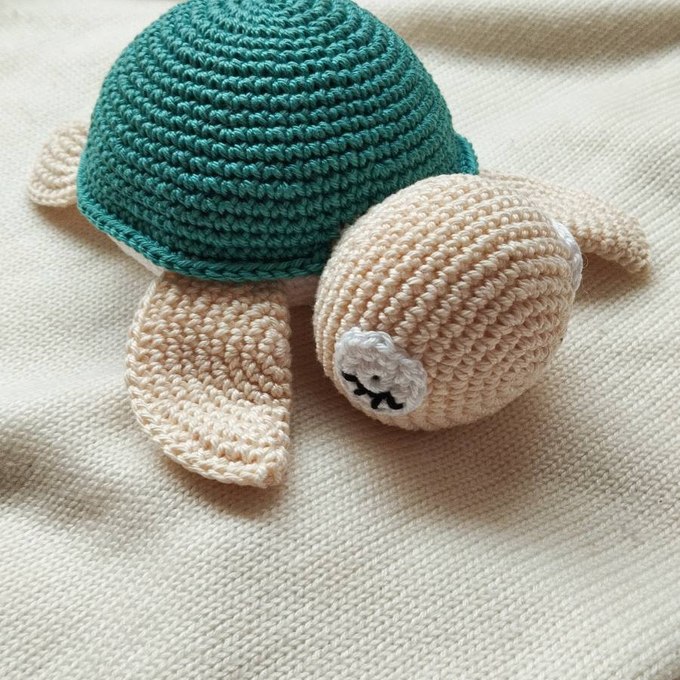 Heklana igračka kornjača sa oklopom tirkizne boje
