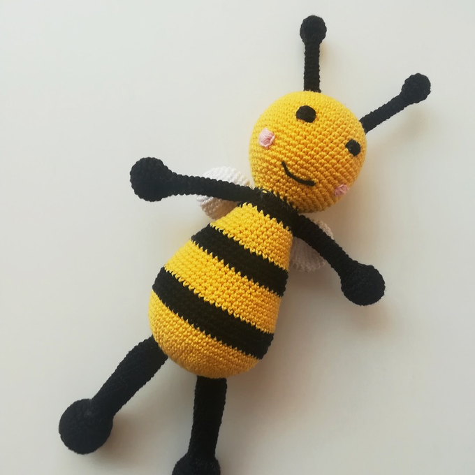 Heklana igračka pčela