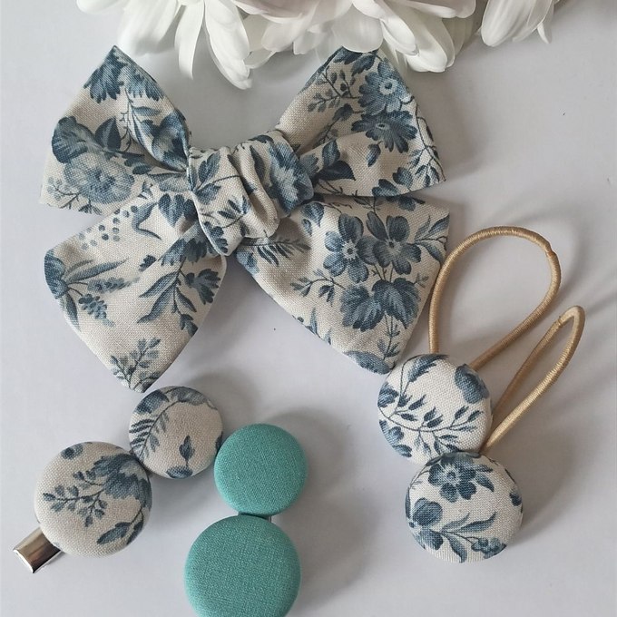 Belo plavi set na cvetiće u kombinaciji sa mint