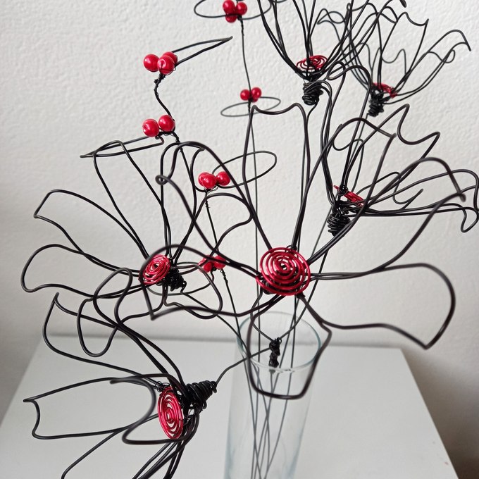 ,,Crvena vatra'' umetnički predmeti od žice