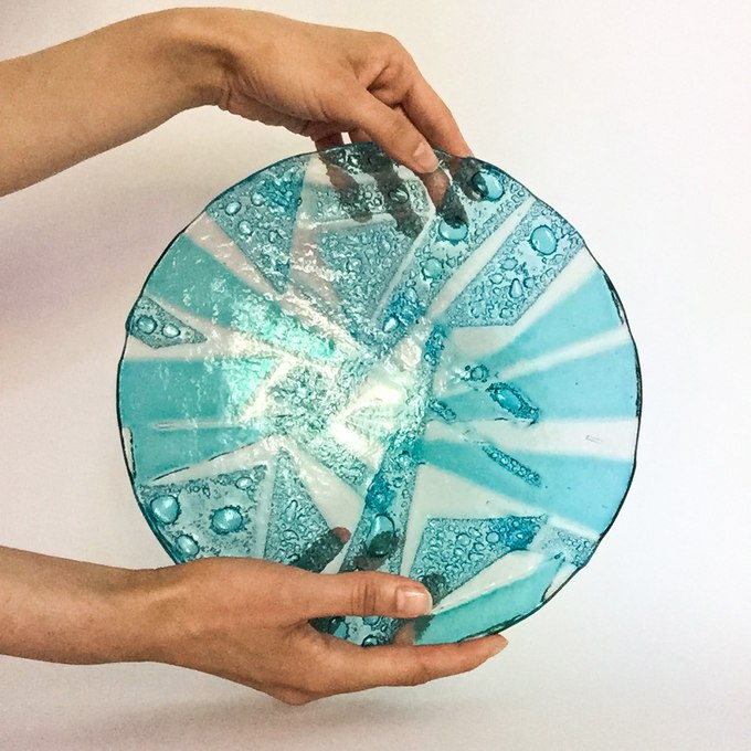 Ukrasni tanjir sa plavim motivom od topljenog stakla