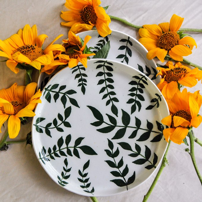 Veliki tanjir od porcelana sa listovima